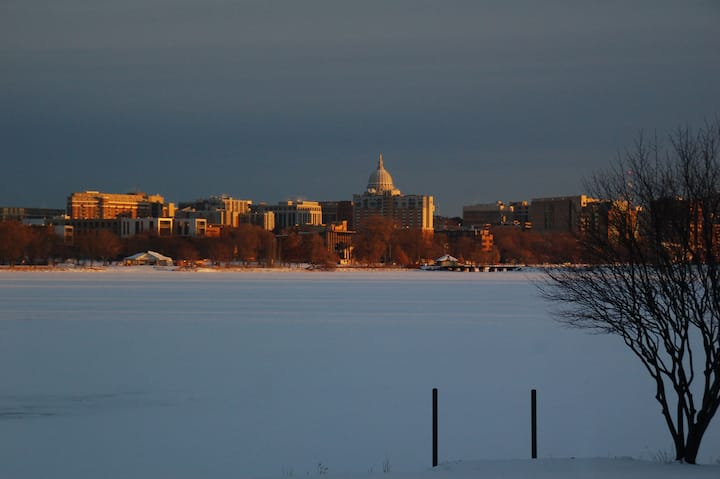 House On Water! Near Uw, Capital & Alliant Center - Madison, WI
