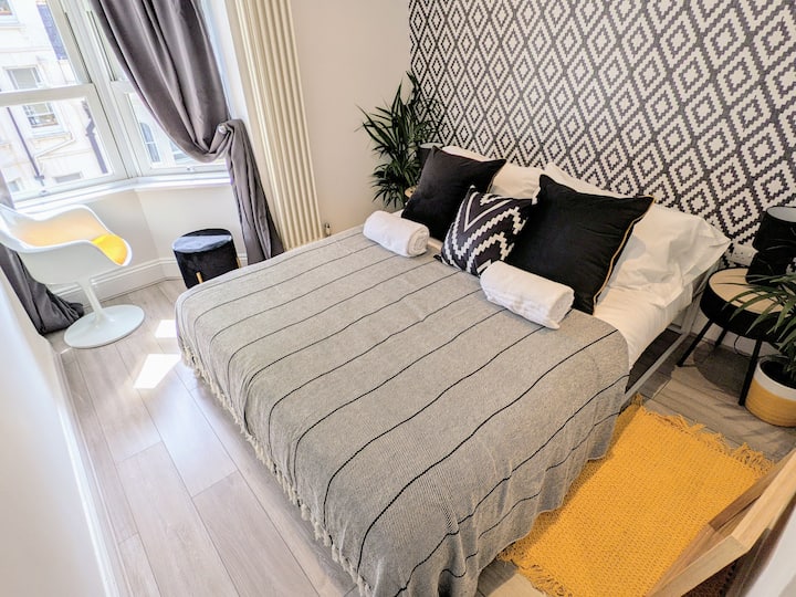 Stylish Double With A Piece Of Sea View! - Sussex, United Kingdom