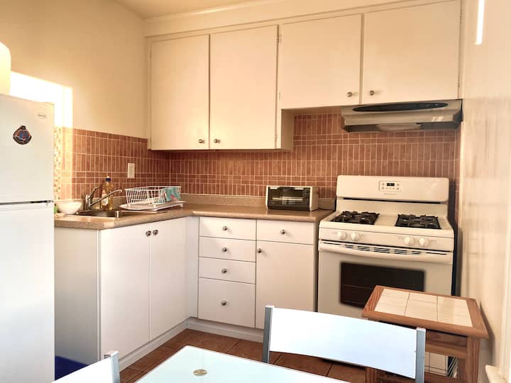 2 Bdrm Top Floor Flat. Parking Included - Toronto