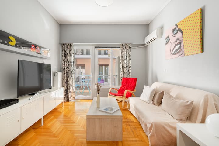 A-hop To Acropolis, Retro-pop Apart With Balcony! - Athene