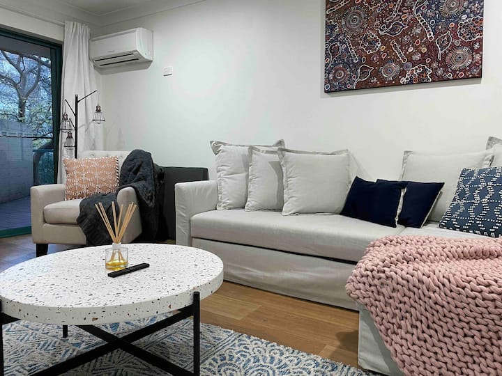 Comfortable & Central, Cool & Secure Parking - Canberra