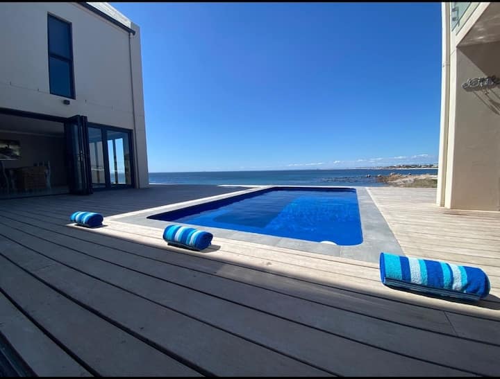 Ocean Pearl 
Seafront Villa - Saint Helena Bay