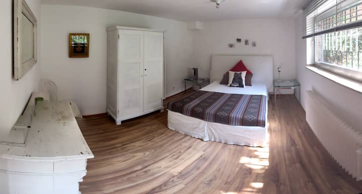 Helle Souterrain Wohnung Im Kölner Süden - Colonia