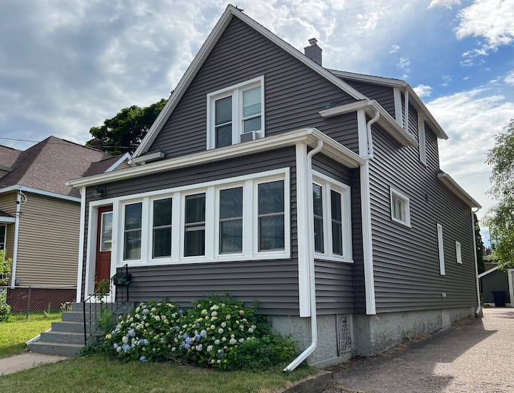 Downtown Spacious & Inviting Home In Marquette - Marquette, MI