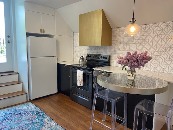 Pink, Penthouse Pied-à-terre W/ Private Deck - Saskatoon