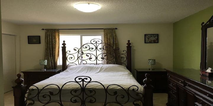 Executive Fully Furnished Townhouse - Airdrie