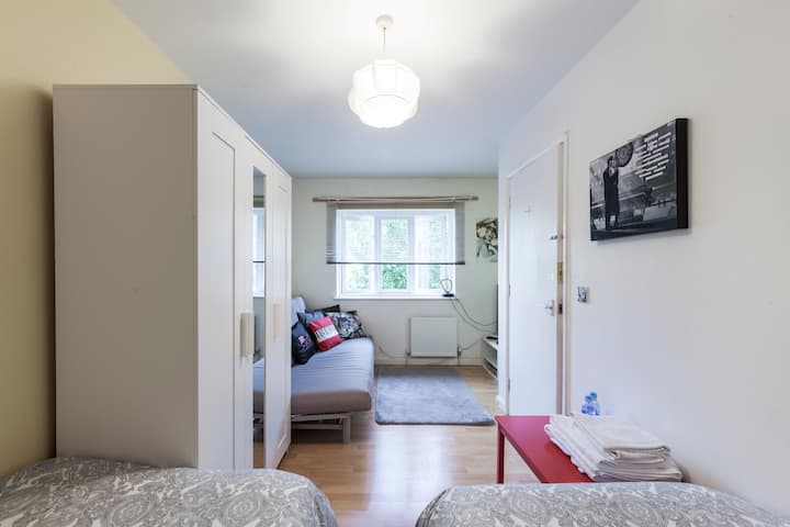 Ideal Family Room With Twin Beds And A Big Sofabed - Whitehall