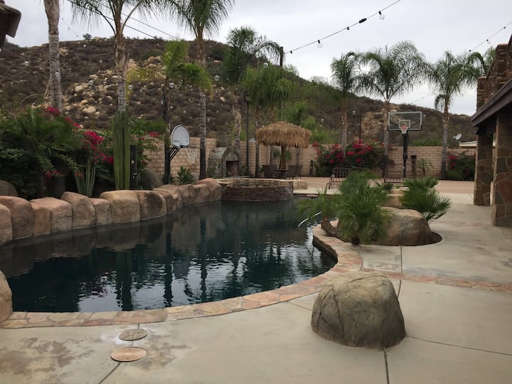 Fun Getaway Home For Couples And Families - Menifee, CA