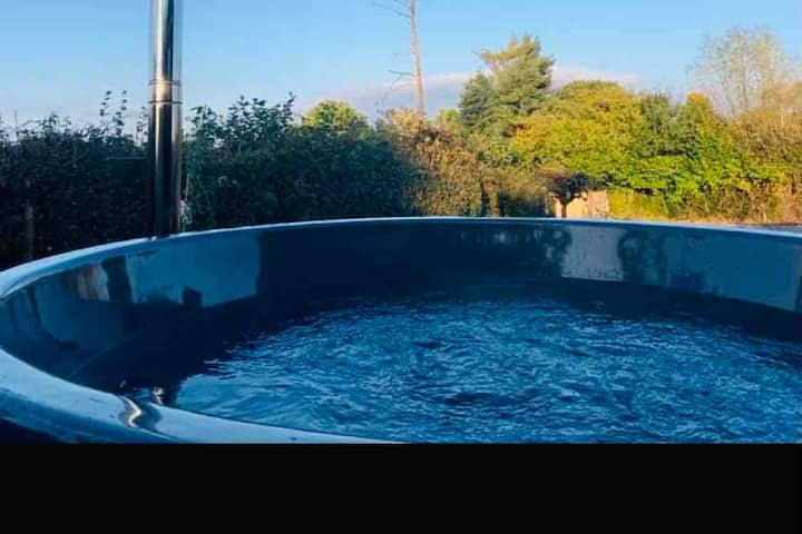 Four Seasons
Wood Fuel Hot Tub
(Wood Extra Cost - Herefordshire