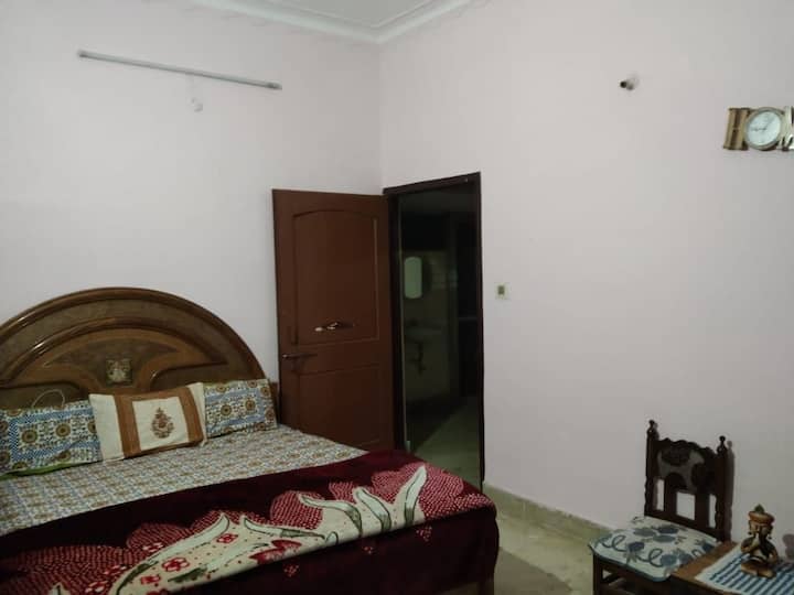 Ac Room With Bath Seperate Entry E7 Arera Colony - Bhopal