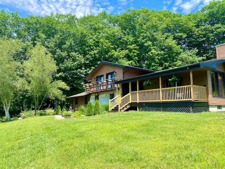 Berkshire Getaway Ranch 3 Acres + Saltwater Pool - Pittsfield, MA
