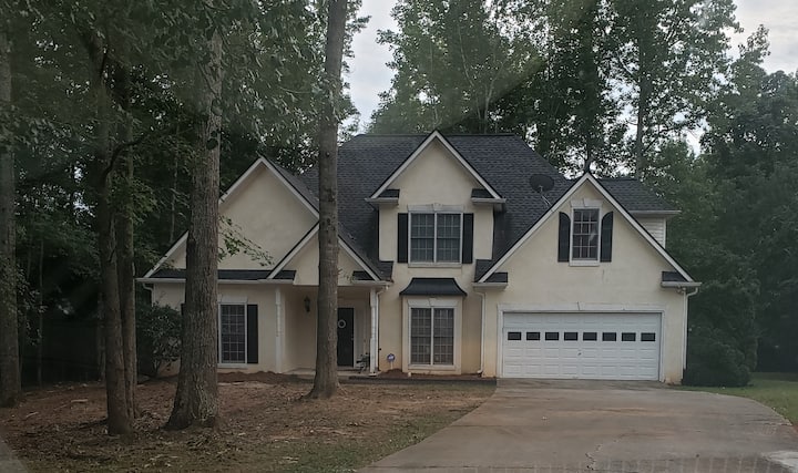 Beautiful Home In Tranquil Setting - Hampton, GA