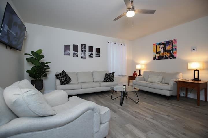 Built To Be Airbnb Townhome (Central Waynesboro) - Waynesboro, VA