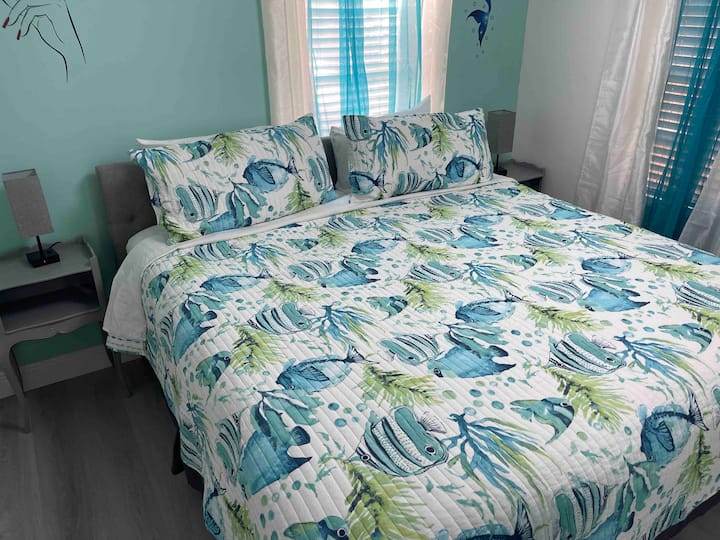 King Bed Downtown Courtyard Apt. - Palm Springs, FL