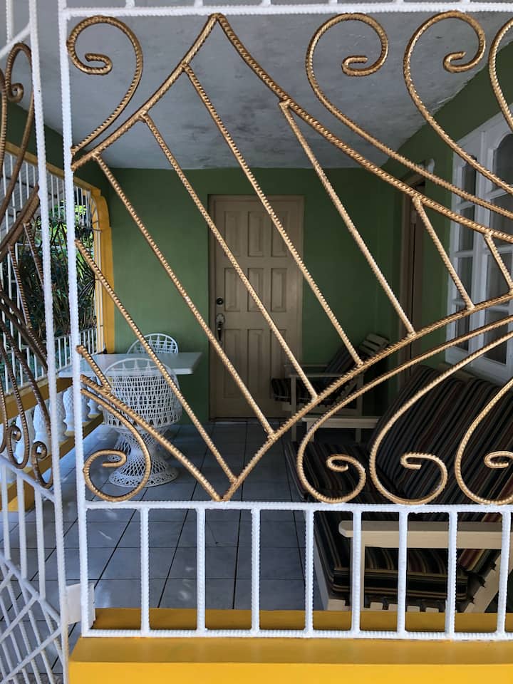 Low Key, Beautiful & Spacious Apartment - Negril