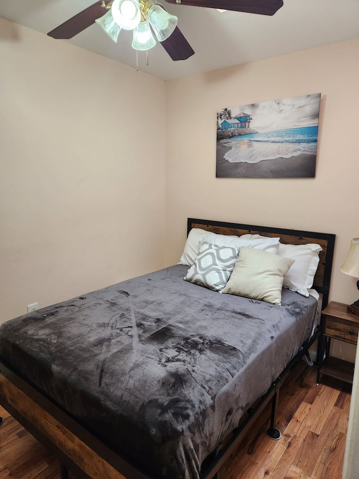 Colorful Spacious Unit 3 10 Mins From Jfk - Brooklyn, NY