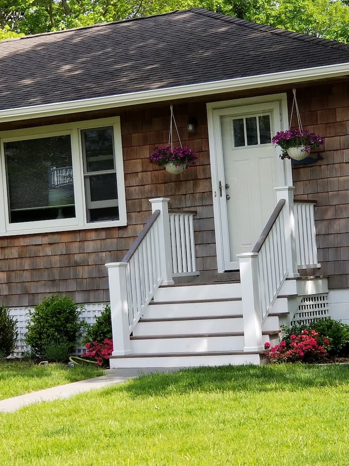 Ideal Location! Walk To Town And Haven's Beach. - Hamptons, NY