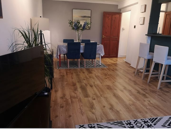 Bright & Stylish 2 Bed Flat In Bounds Green, N11 - London