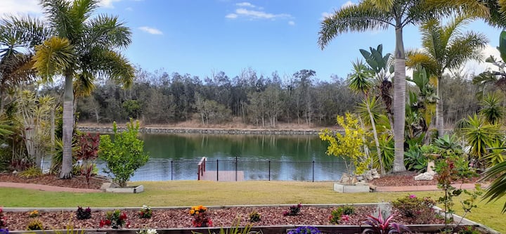 Spacious 4 Beds Relaxing House On The Lake - Hervey Bay