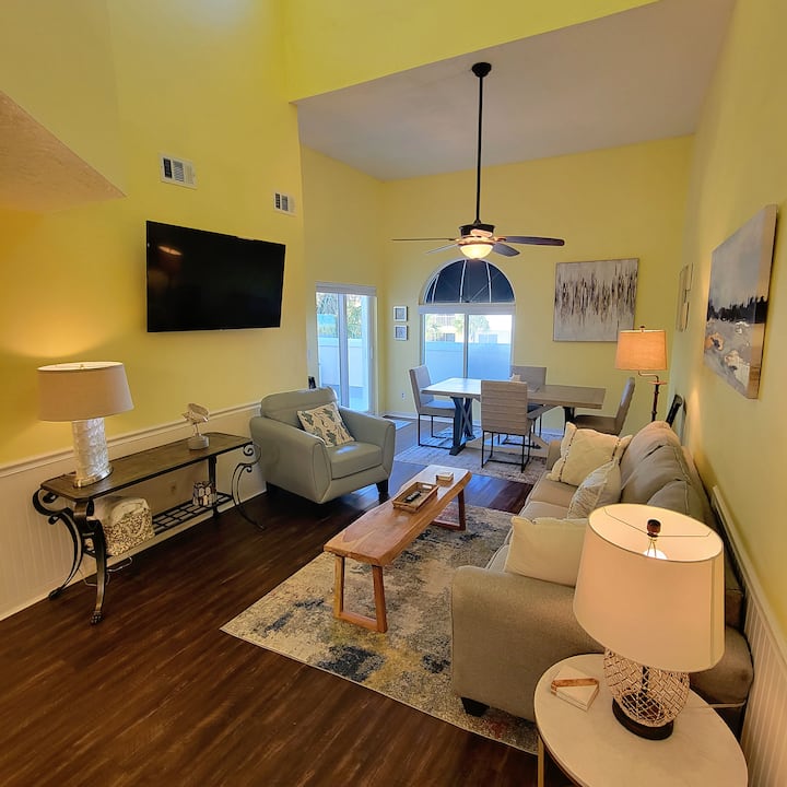 Resort Style 2bd/2b Townhome With Ocean Views - Cape Canaveral, FL