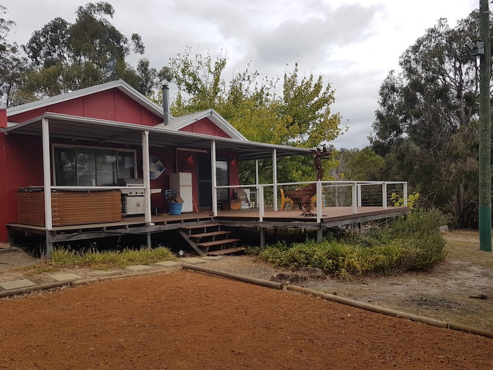 Idyllic Country Cottage Nestled On 50 Acres - Balingup