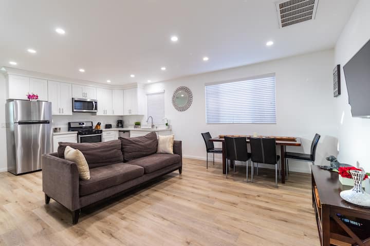 Beautiful Newer Home, Gated Parking, Fully Stocked - Los Angeles, CA