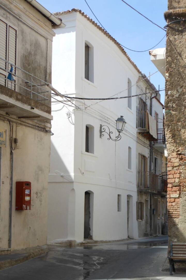 Casa Castiglione.  Antica Casa Su Due Piani - Melissa