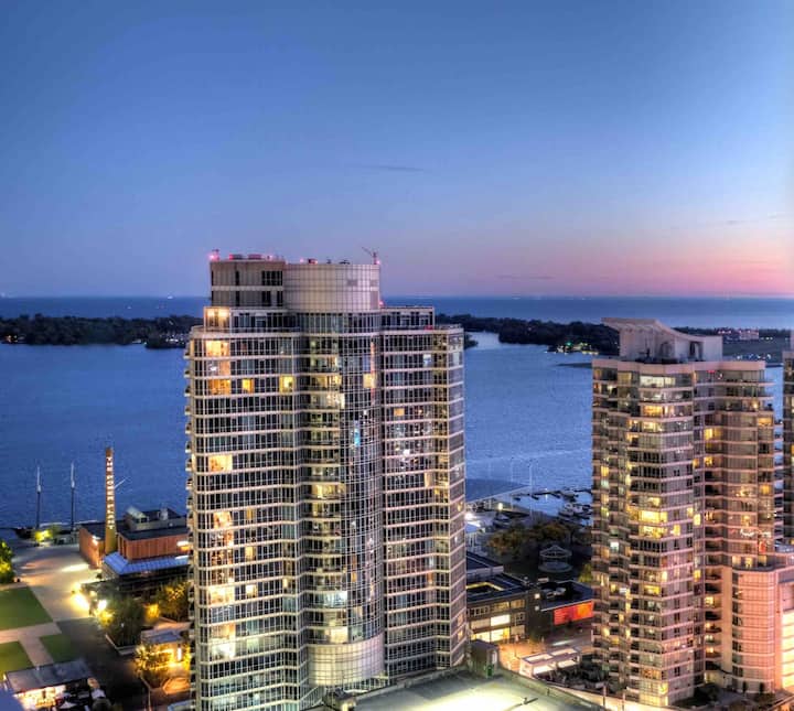 Luxurious Trendy Skyline View Condo - No Parking - Toronto