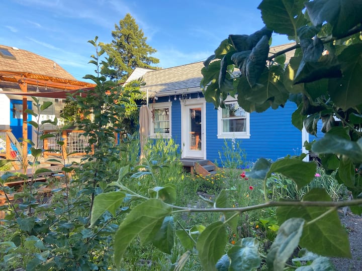 Monta-villa Garden Cottage & Furry Farmstead - Portland, OR