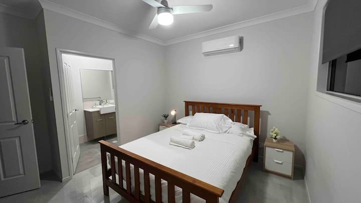 2 Homes Together | 7br,7a/c For Large Groups - Brisbane