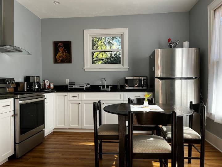 Beautiful 1-bedroom Guest House Historic District - Gainesville, FL