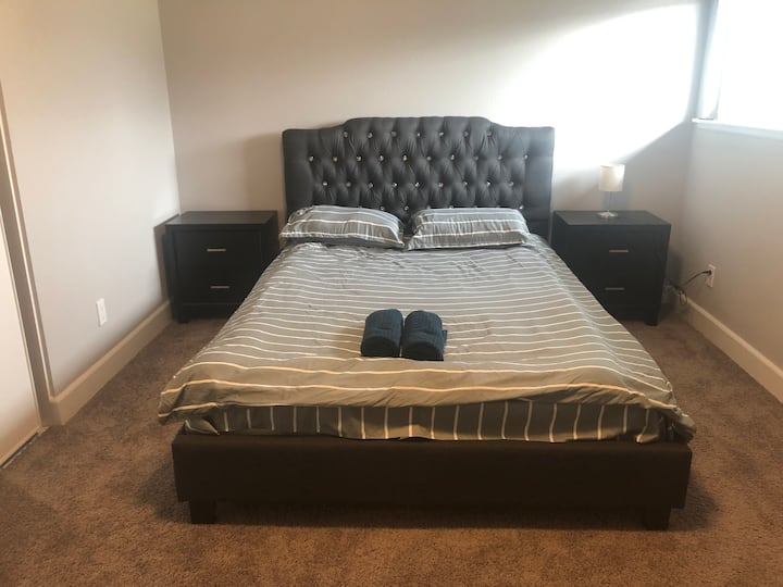 Queen Size Room With Shared Bathroom - Chino, CA