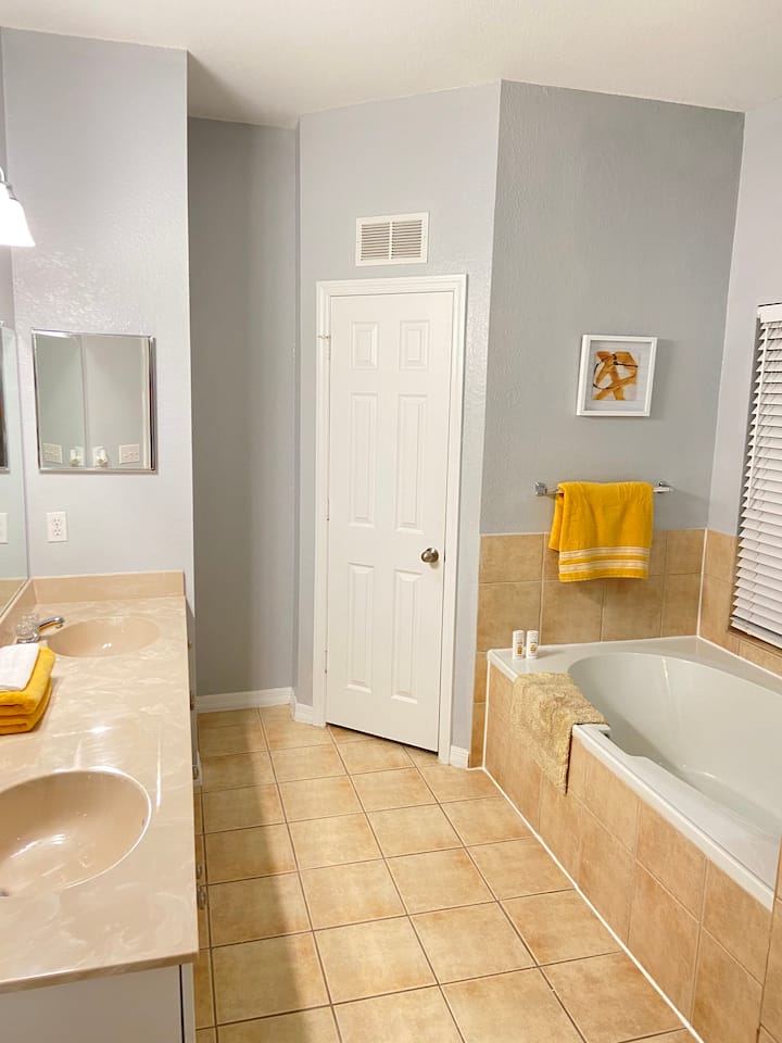 Cheerful And Spacious Townhome With Lake View - Wesley Chapel, FL
