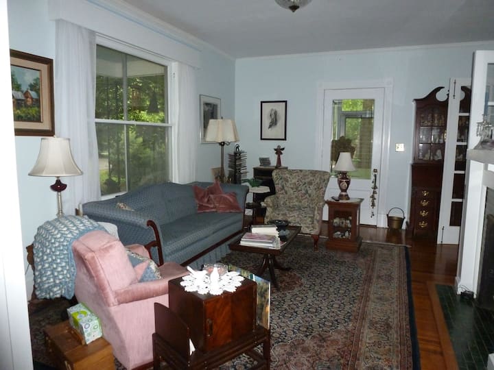 Elegance Room - Back Inn Time - Kilmarnock, VA