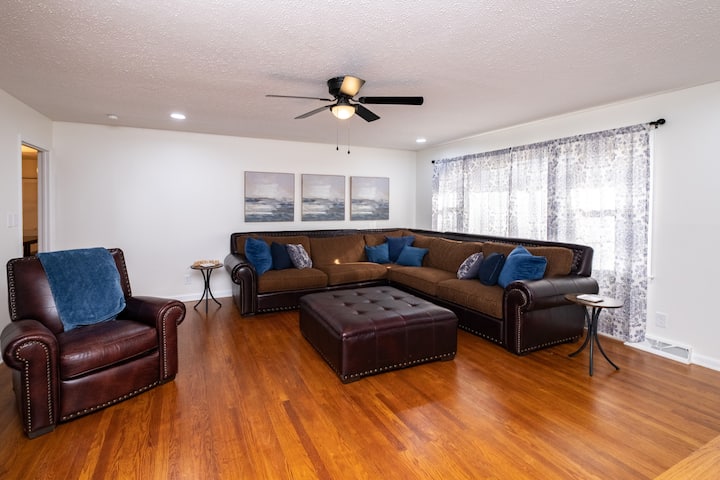 Spacious 3bd W/king, 2 Living Areas & Fenced Yard. - Huntsville, AL