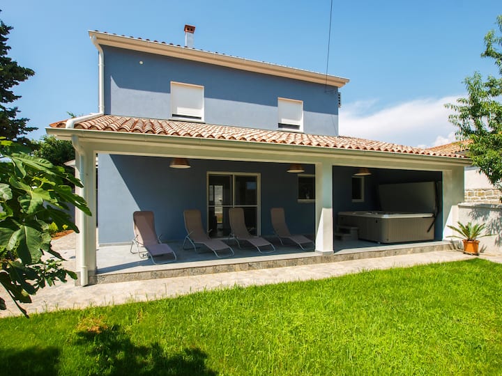 Holiday House “Marta” - Spacious Garden & Jacuzzi - Pula