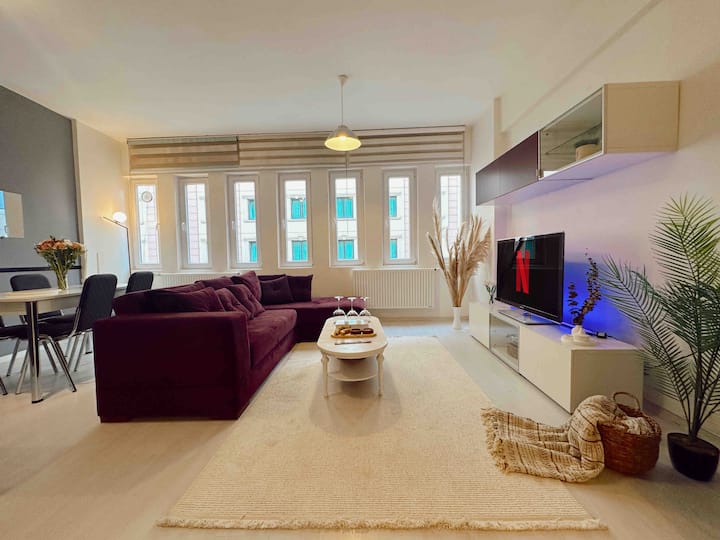 In City Center Next To The Nişantaşı Metro - Şişli