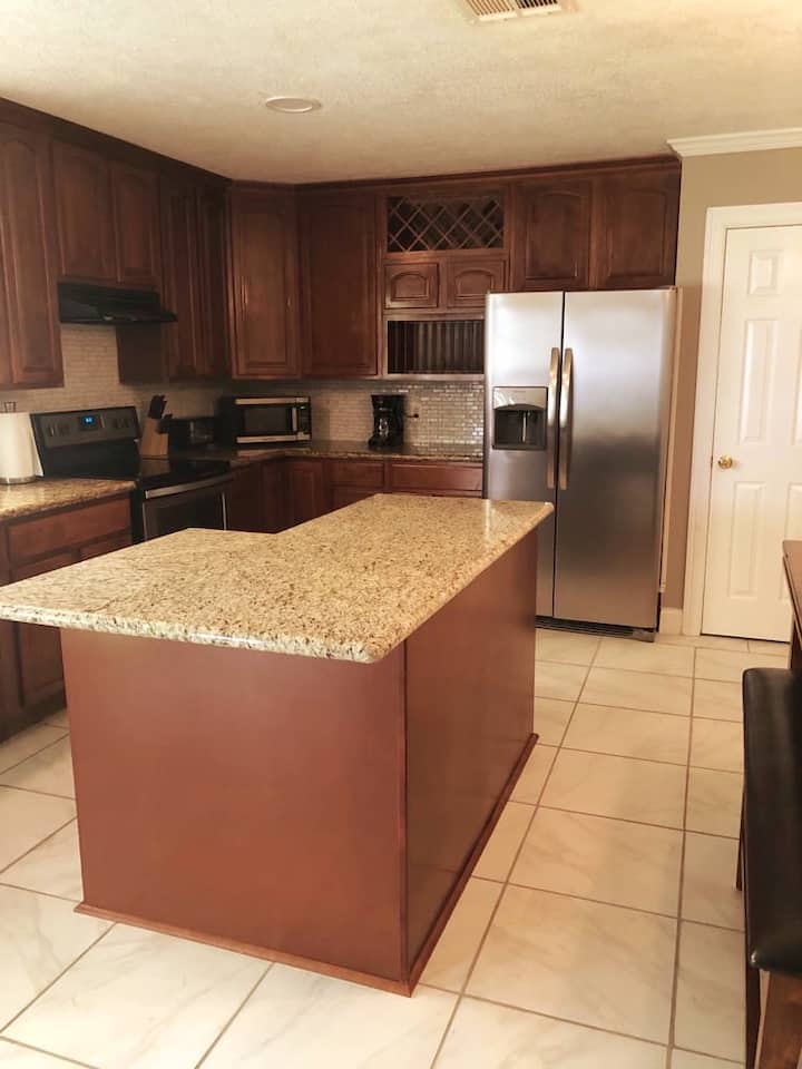 Stylish & Comfy+5 Star Location Royal Beds & Pkg - Port Arthur, TX