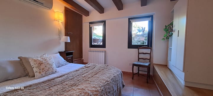 Habitación Con Baño Y Sala Privados. - Torelló