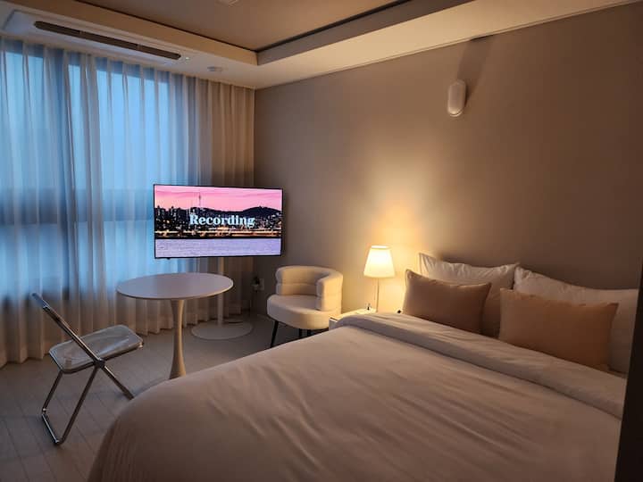 12시퇴실[리뷰이벤트]중앙로역&동성로1분#킹스다운침대#tv50인치#호텔식침구/스타일러#교동 - Daegu