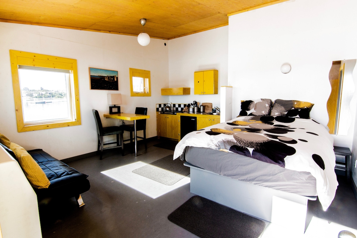 Top 3 Airbnb Houseboats In Yellowknife, Canada | Trip101