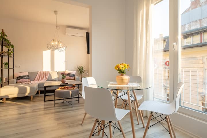 Aprt Metro Station In The Heart Of The City - Sofía