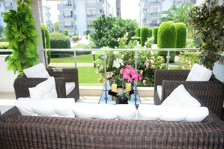 Spacious 3 Bed Flat In Side W/superb Balcony - Side