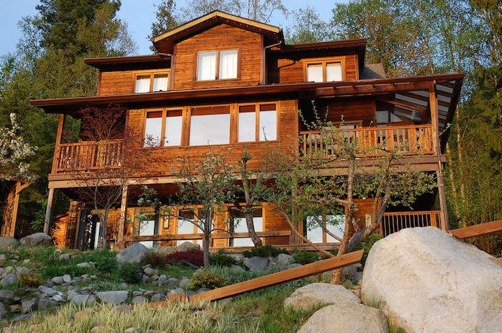 Hillside Retreat- Stunning Views & Trail Access - Nelson