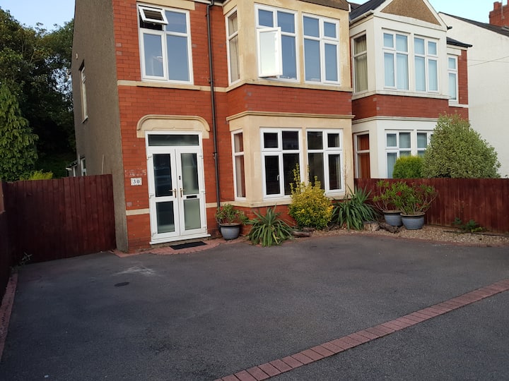 City Centre Links In Peaceful Residential Area - Cardiff