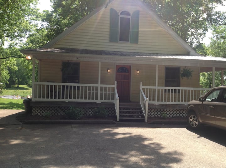 Victorian Guest Cottage With Pool! - Splash Park, Franklin