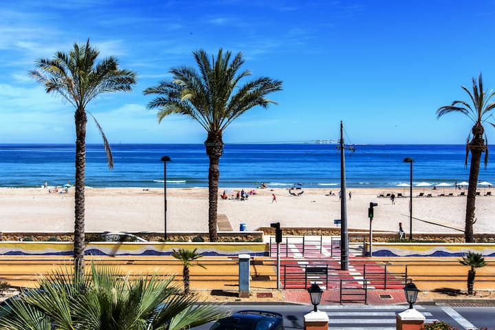 Playa 1a Linea. Sunny In Front Of The Sea. - San Juan Playa