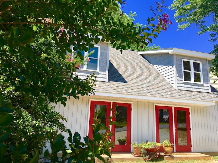 Cool Carriage House Where Nature Meets Industry. - Greenville, SC