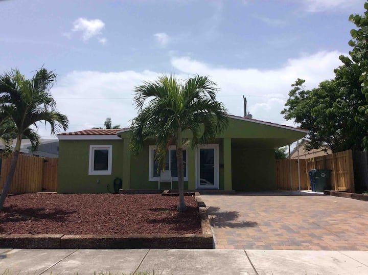 Renovated House 10 Minutes Away From The Beach. - North Lauderdale, FL