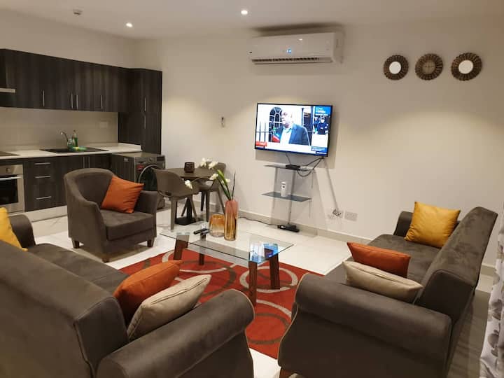 3br Apt/pool/gated/close To Airport - Akra
